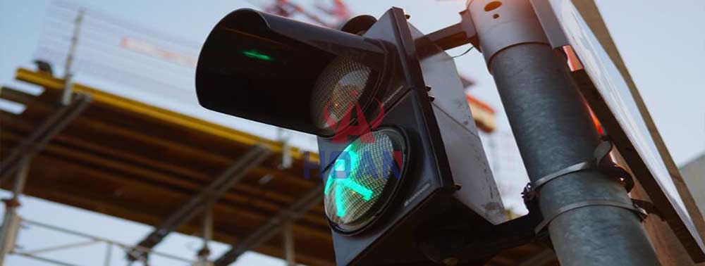 How to pass correctly when the LED Traffic Light is flashing yellow?